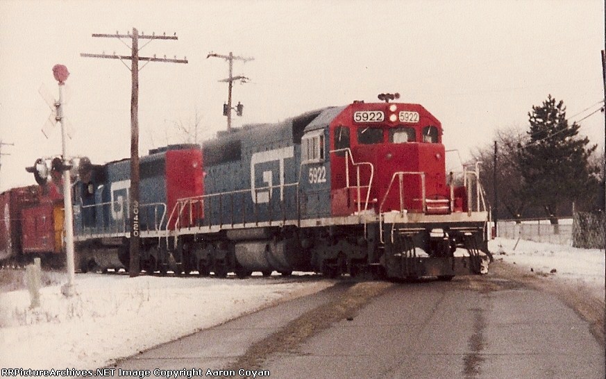 GTW 5922 with a northbound train crossing Beaver-Pike